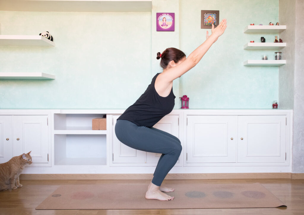 Utkatasana o Postura de la silla | Yoga con Blanca